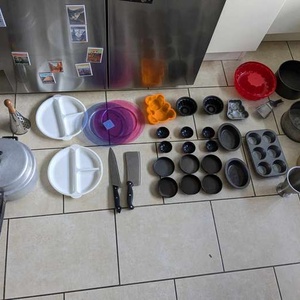 FreelyWheely: OFFERED HA7: Baking tins and various kitchen items