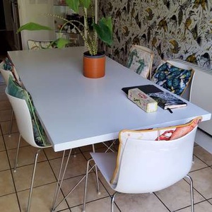 FreelyWheely: White kitchen table and 5 chairs.