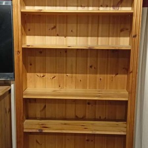 FreelyWheely: Antique style Pine Bookcase