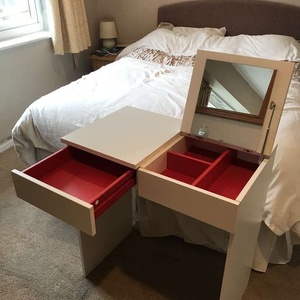 FreelyWheely: Small dressing table