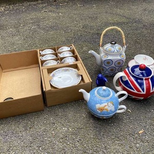 FreelyWheely: Various Tea Pots & CUPS & Saucers