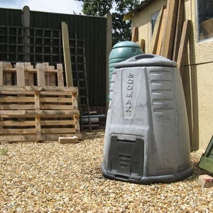 FreelyWheely: Compost bin