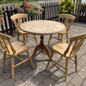 FreelyWheely: Circular Pine Table with 4 Chairs