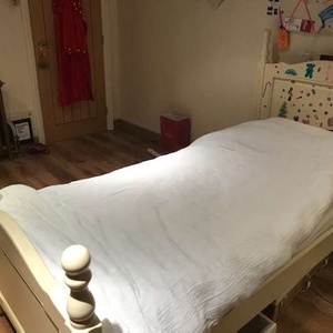 FreelyWheely: Single pine bed