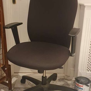 FreelyWheely: Black spinny office chair on wheels