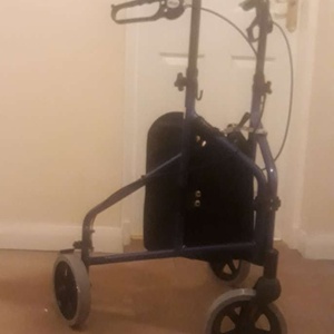 FreelyWheely: Triangular walking aid