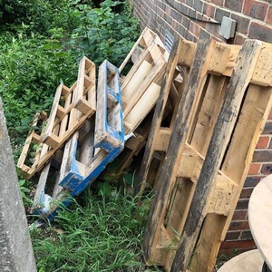 FreelyWheely: Various wooden pallets