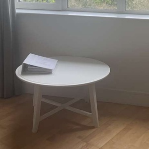 FreelyWheely: W4 - White round coffee table