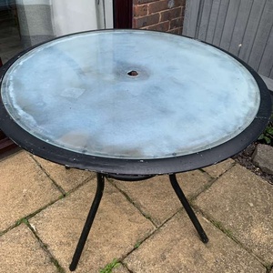 FreelyWheely: Round garden table