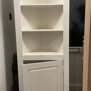 FreelyWheely: Corner cupboard