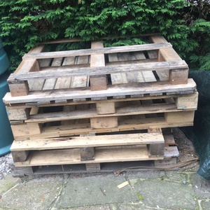 FreelyWheely: 5 wooden pallets