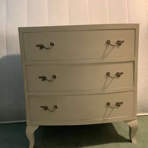 FreelyWheely: Cream Painted Chest of Drawers