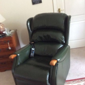 FreelyWheely: 2 Celebrity Reclining chairs