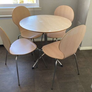 FreelyWheely: Free - Round table and 4 chairs