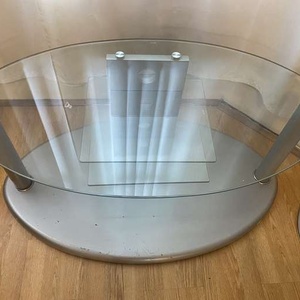 FreelyWheely: Glass table for television