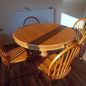 FreelyWheely: Dining table and chairs
