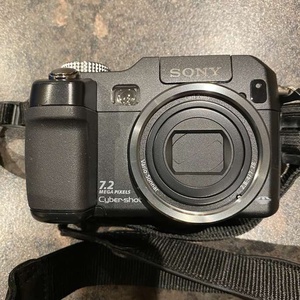 FreelyWheely: Sony Cyber-shot DSC-V3 7.2MP Digital camera-black