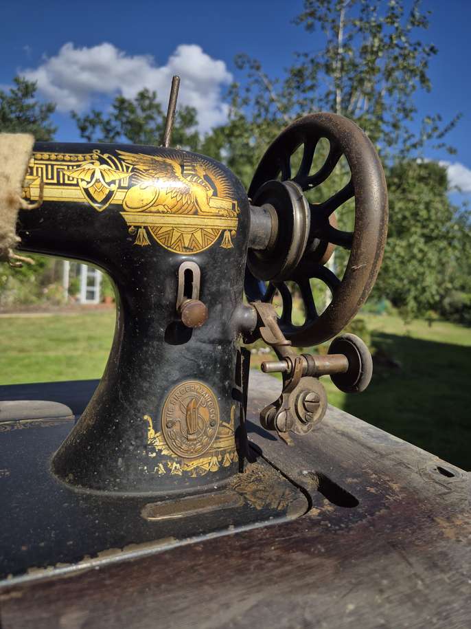 FreelyWheely: Antique Singer Sphnix Treadle Sewing Machine without ...