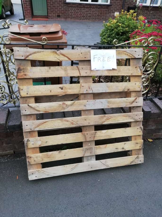 FreelyWheely: Wooden pallet