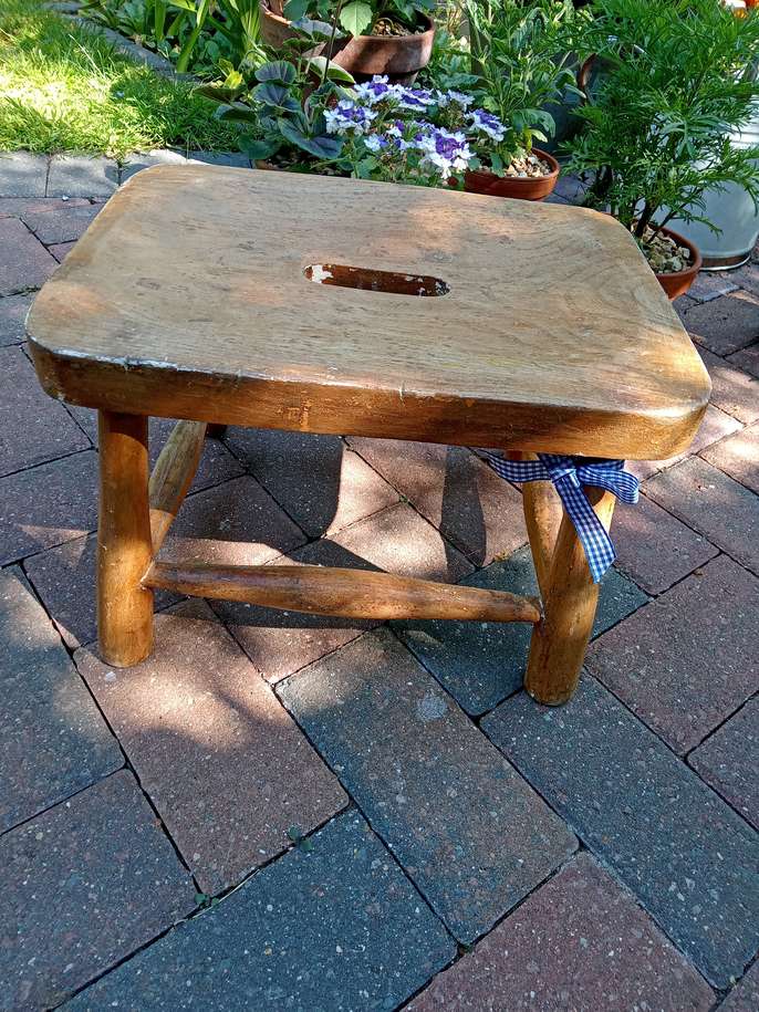 FreelyWheely: Solid wooden stool