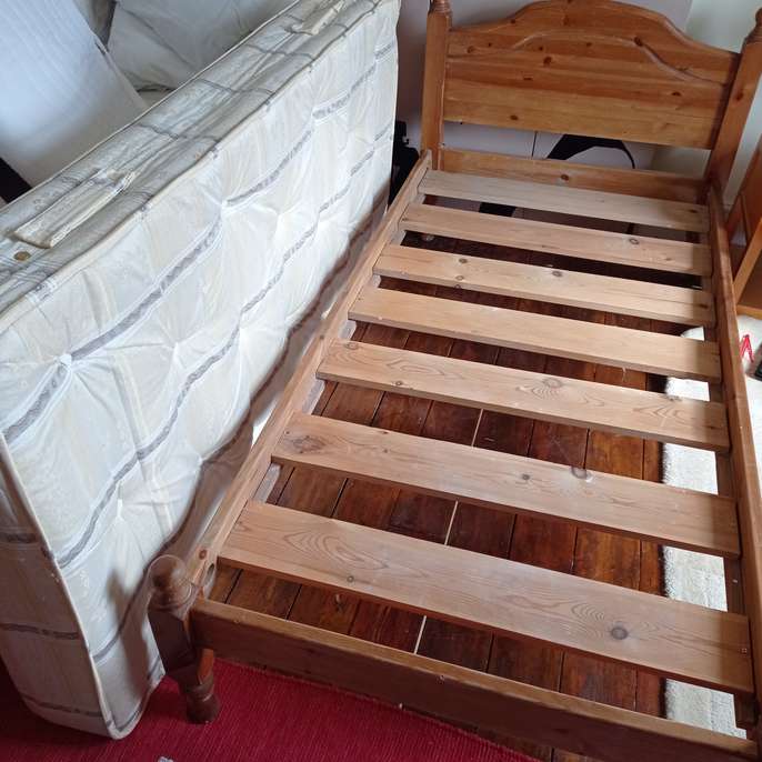 FreelyWheely: Pine, single bed frame with mattress