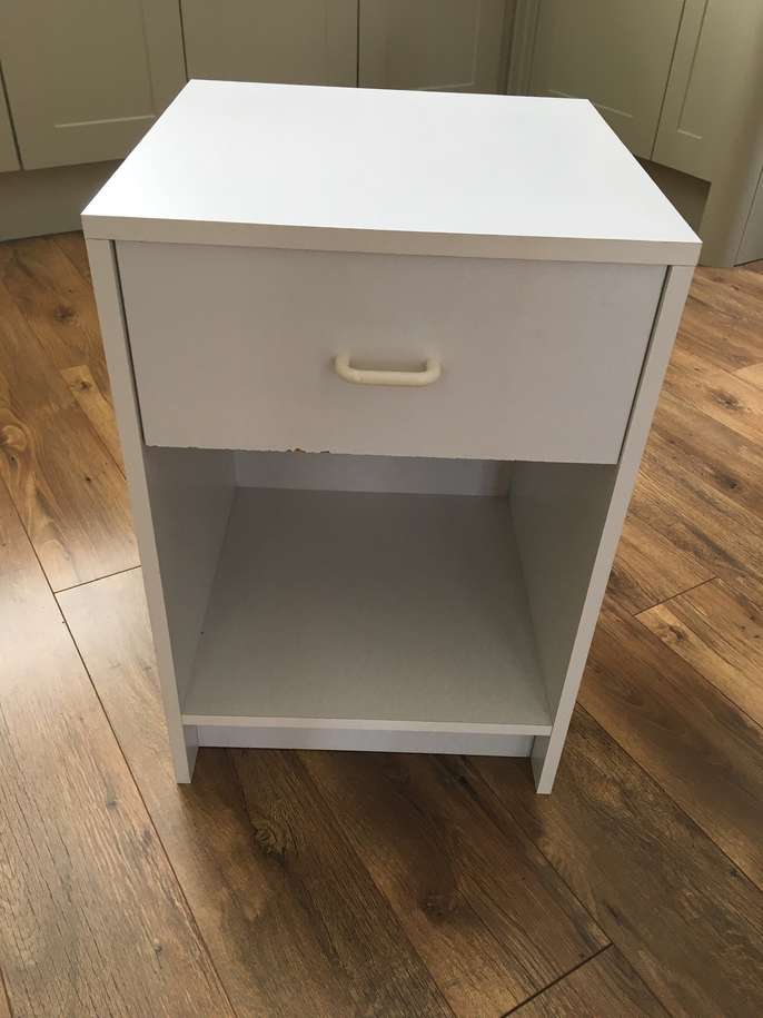 FreelyWheely: White bedside cabinet