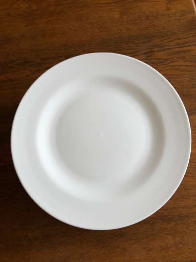 FreelyWheely: 9 x 31cm plain white dinner plates