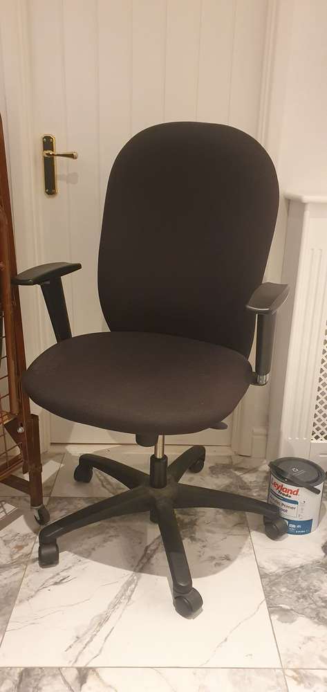 FreelyWheely: Black spinny office chair on wheels