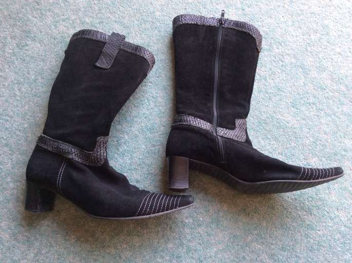 FreelyWheely: Black Leather Boots Size 6