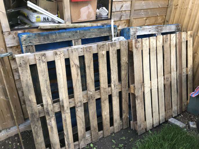 FreelyWheely: Wooden pallets x 5