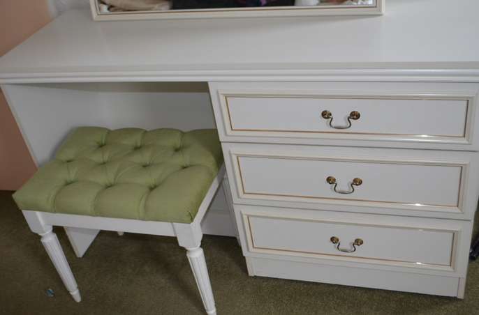 FreelyWheely: White dressing table, foot stool & dressing table mirror - FREE