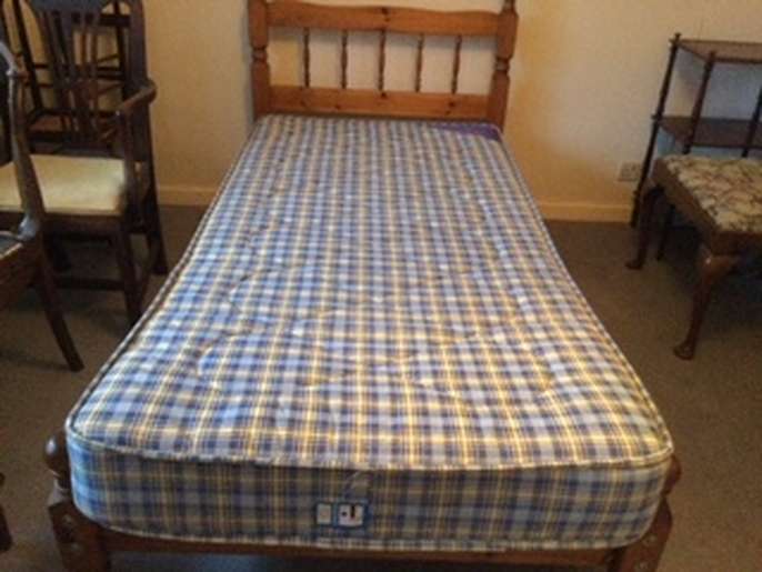 FreelyWheely: Single pine bed