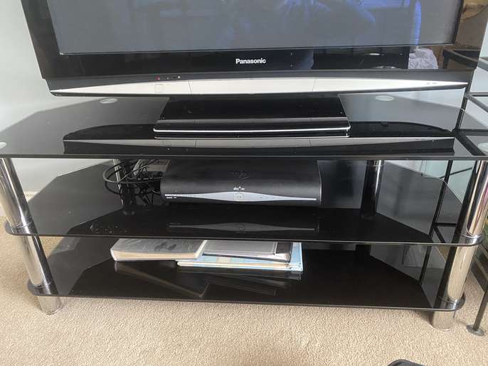 FreelyWheely: Black glass tv stand wide