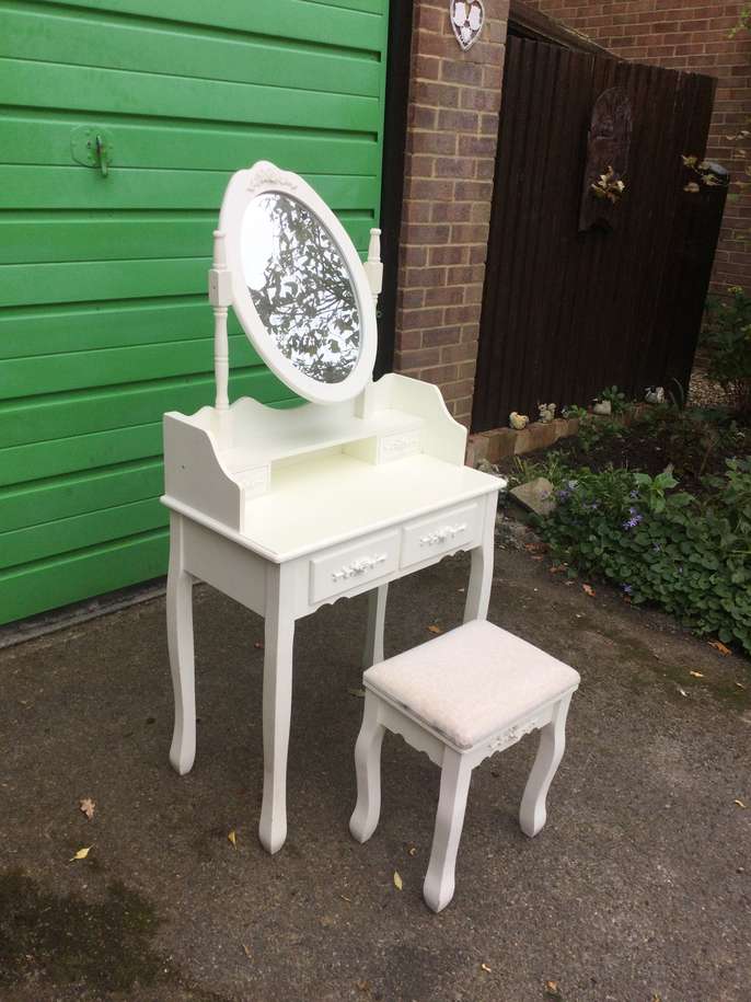 FreelyWheely: Dressing Table