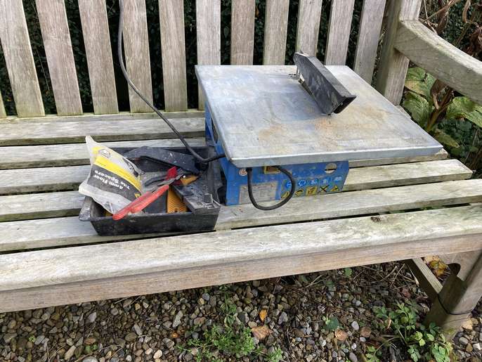 FreelyWheely: Electric tile cutting table