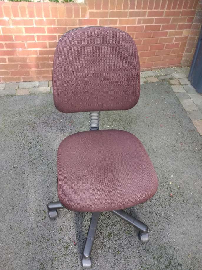 FreelyWheely: Swivel Computer Desk Chair