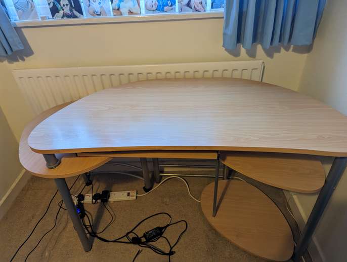 FreelyWheely: Unusual curved desk with pull out