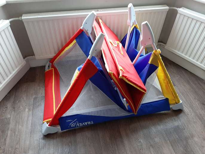 FreelyWheely: Travel cot.