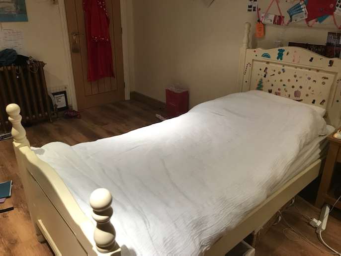 FreelyWheely: Single pine bed