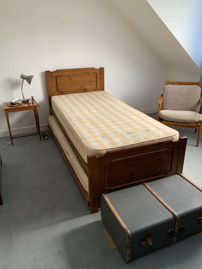 FreelyWheely: Pair of stacking single beds