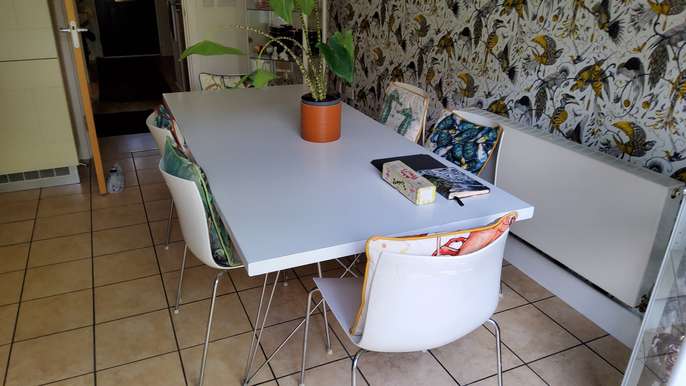 FreelyWheely: White kitchen table and 5 chairs.