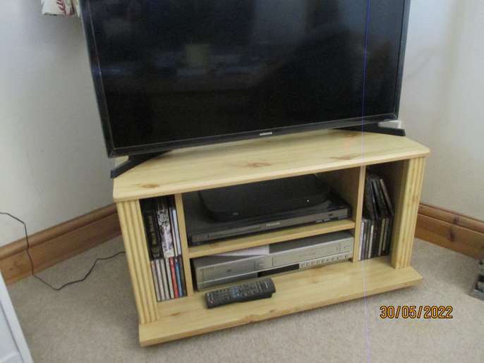 FreelyWheely: TV stand