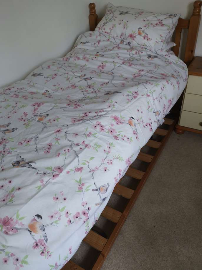 FreelyWheely: Single pine bed with pull out trundle bed underneath