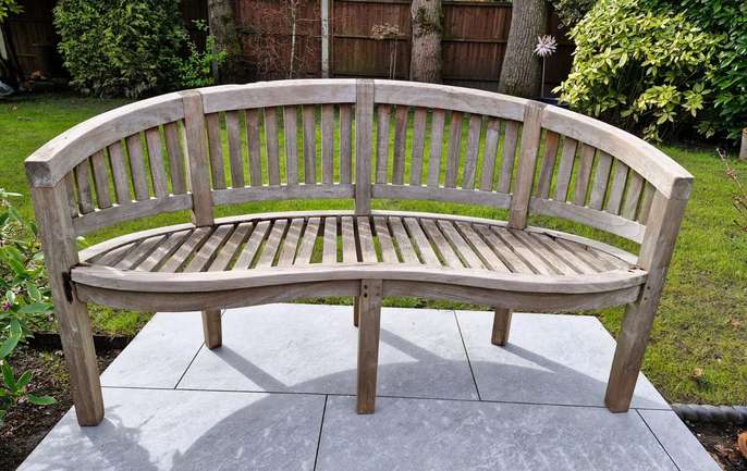 FreelyWheely: Teak bench
