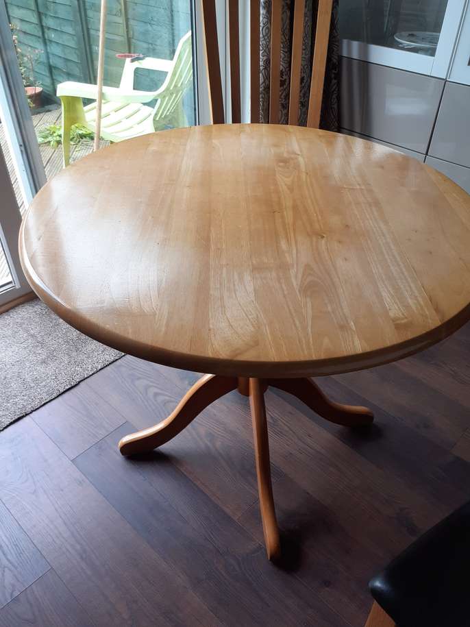 FreelyWheely: Round wooden dining table