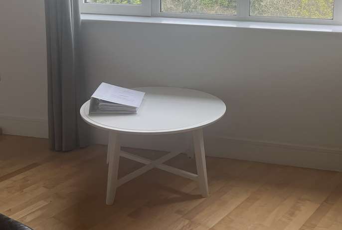 FreelyWheely: W4 - White round coffee table