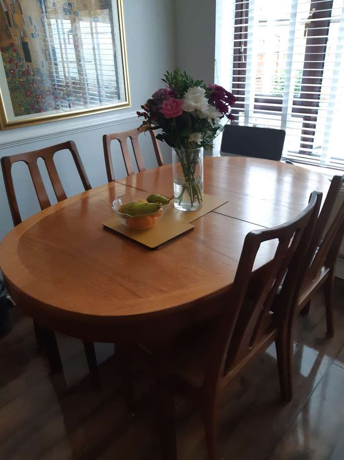 FreelyWheely: Solid wood table and chairs