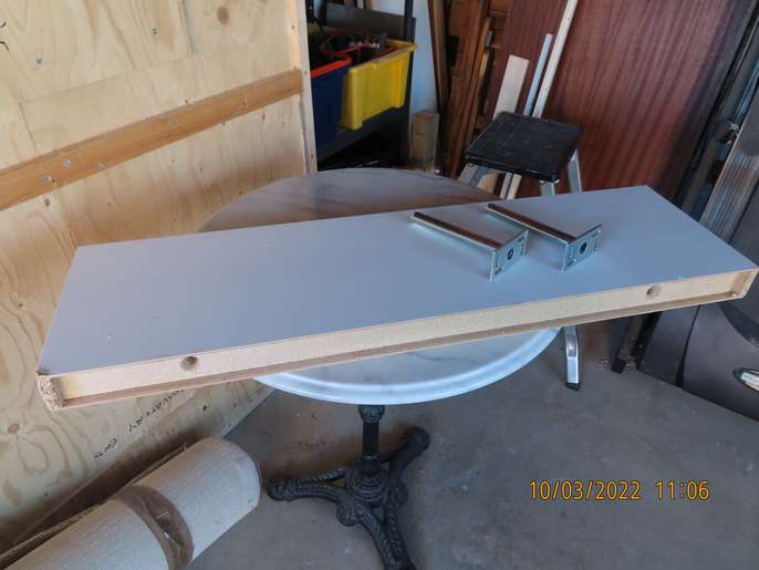 FreelyWheely: Floating shelf