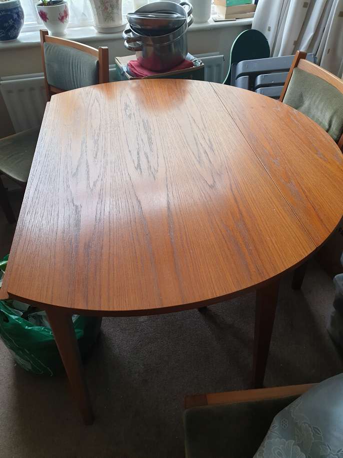 FreelyWheely: Round table and 4chairs