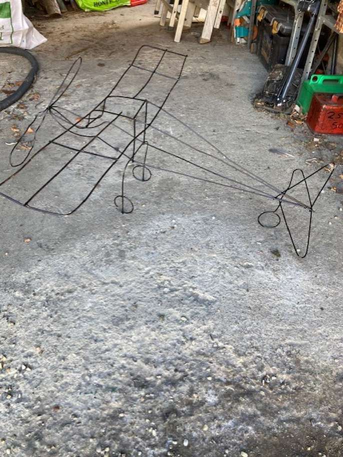 FreelyWheely: Topiary Airplane Frame